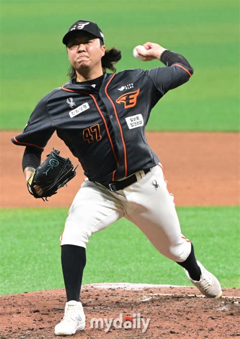 Md포토 구원 등판해 역투 펼치는 한화 김범수