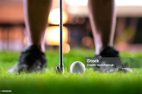 골프 코스의 아름다운 풀밭에서 티에 골프 공을 쏘아 아이언 7과의 경쟁에서 한 번에 구멍을 뚫습니다 개념에 대한 스톡 사진 및 기타 이미지 Istock