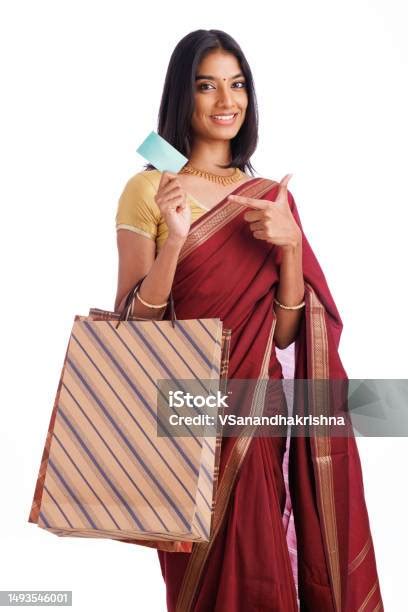 쇼핑백과 신용 카드 또는 직불 카드를 들고 있는 행복한 인도 여성 100에 대한 스톡 사진 및 기타 이미지 100 2 2000년 Istock