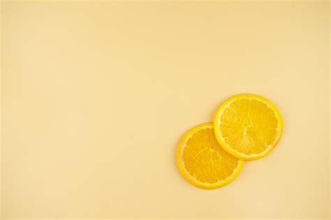 파스텔 노란색 배경에 오렌지 과일과 여름 열대 과일로 만든 창조적 인 배경 플랫 레이 여름 과일 최소한의 배너 디자인 0명에 대한 스톡 사진 및 기타 이미지 Istock