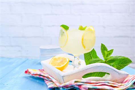 푸른 나무 테이블에 유리에 얼음과 레몬 슬라이스 및 민트와 레모네이드 과일과 비타민과 함께 여름 차가운 상쾌한 음료 감귤류 과일에 대한 스톡 사진 및 기타 이미지 Istock