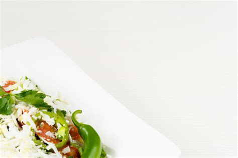 전통적인 클래식 Shopska 샐러드 토마토 고추 오이 흰 나무 테이블에 흰 접시에 치즈와 불가리아 요리 발칸 문화 건강한 식생활에 대한 스톡 사진 및 기타 이미지 Istock