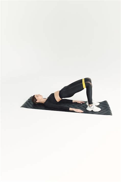 가정 운동 개인 연습 건강 건강과 피트니스 건강한 생활 검은색 액티브웨어 균형 근육 강화 동기 부여 된 둔근