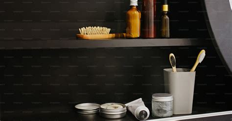 대나무 칫솔 유리에 숯 치약 나무 헤어 브러시 피부를위한 우탄 금속 캔의 고체 샴푸 컨디셔너 탈취제 현대적인 욕실의 강장제 폐기물 제로 개념 플라스틱 무료