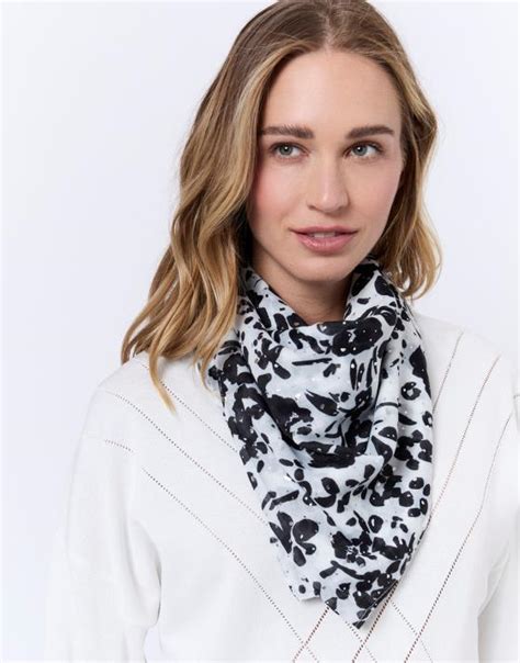 Echarpes And Foulards Tours De Cou Femme Chics Et Tendance Riu Paris