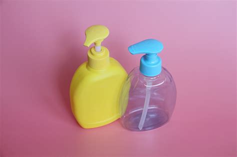 분홍색 배경에 두 개의 플라스틱 병 디스펜서가 있는 화장품 용 병 깨끗한에 대한 스톡 사진 및 기타 이미지 깨끗한 단열재 러시아 Istock