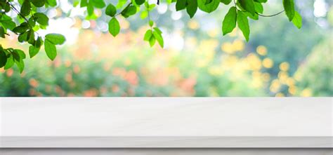 흐림 녹색 나무 자연 공원 배경 위에 빈 흰색 대리석 테이블 제품 디스플레이 몽타주 0명에 대한 스톡 사진 및 기타 이미지 0명 공란 공원 Istock