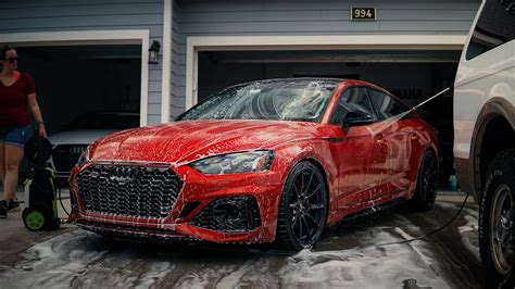 거품 같은 고급 승용차 깨끗한 차량 낮 청소 도시의 레드 스포츠카 물 비누 빛나다 빨간 차 빨간 차량 세차 수동 세차 스포츠카 실외 활동 씻다