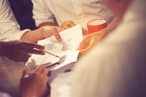 재무 고문 회계 및 투자 개념 비즈니스 소유자는 그의 사무실 방에서 금융 보고서를 분석 하 고 고문 금융 회의를 참조 하십시오 빈티지 컬러 가리키기에 대한 스톡 사진 및