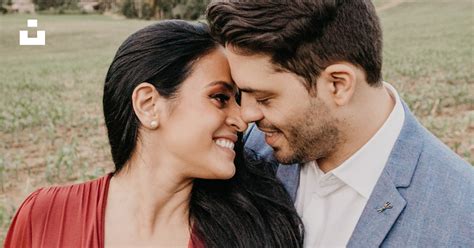 회색 정장을 입은 남자가 빨간 드레스를 입은 여자에게 키스 사진 Unsplash의 무료 사람의 이미지