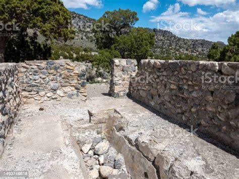 오래된 광산 구조물의 오랫동안 버려지고 파괴 된 벽 서부 유타의 하우스 레인지 0명에 대한 스톡 사진 및 기타 이미지 0명 건축물 고적 Istock