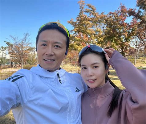 박시은♥진태현 가을 공원에서 뽐낸 커플 스포츠룩…러닝도 스타일리시하게