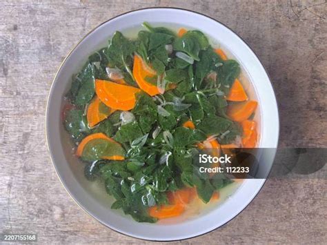 Sayur Bening Bayam 또는 브라질 시금치 당근 적양파 소금 및 설탕을 곁들인 시금치 맑은 야채 수프 음식 메뉴 상의 모습 0명에 대한 스톡 사진 및 기타 이미지