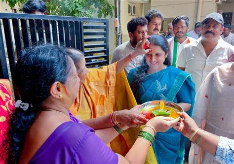 Lok Sabha Election 2024 ಮೈದುನನ ಪರ ಪ್ರಚಾರಕ್ಕೆ ಇಳಿದ ಡಿಕೆ ಶಿವಕುಮಾರ್ ಪತ್ನಿ ಉಷಾ Lok Sabha Election