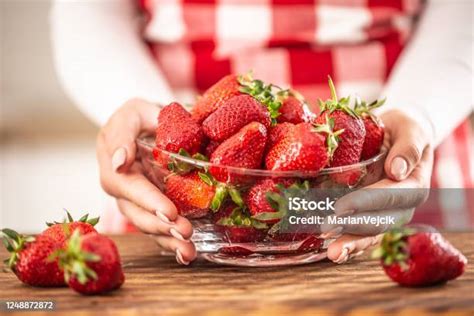 테이블에 신선한 딸기로 가득 찬 그릇을 들고있는 여성의 손의 세부 사항 건강한 생활방식에 대한 스톡 사진 및 기타 이미지 건강한 생활방식 건강한 식생활 계절 Istock