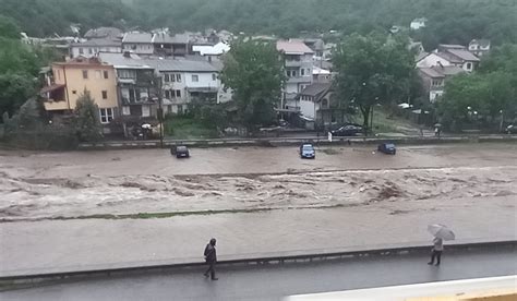 Се излеа Крива Река отсечено село Тлминци однесени пешачки мостови и поплавени домови во