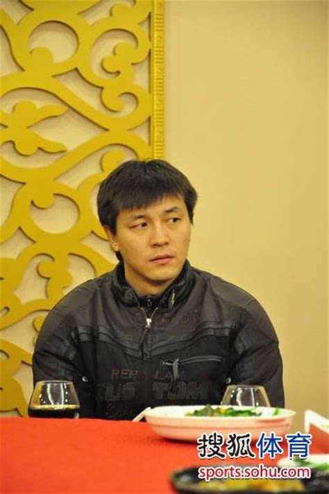 幻灯：张玉宁执教沈足举杯畅饮 与墨镜美女合影 搜狐体育