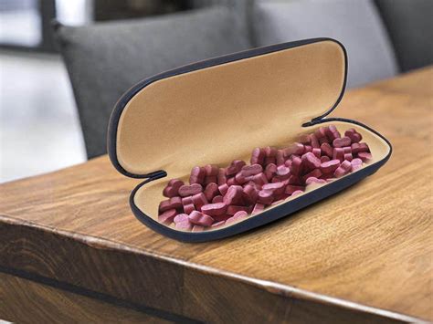 Акция Бяло в Бургас 24 годишна напълнила калъф за очила с 200 розови хапчета