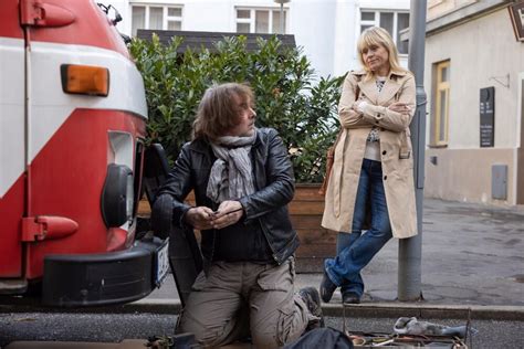 Žena In Simona Je Zpět V Ulici A Bude řádit Jako černá Ruka Všem Je