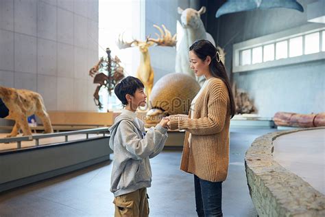 박물관을 방문하는 엄마와 아이 사진 무료 다운로드 Lovepik
