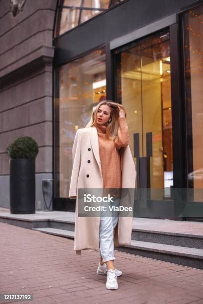 저녁에 보케 빛과 거리에서 무선 이어폰매력적인 소녀 거리에 대한 스톡 사진 및 기타 이미지 거리 과학 금발 머리 Istock