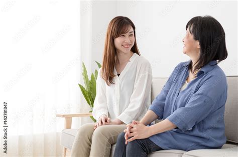 仲の良い母と娘 Stock Photo Adobe Stock