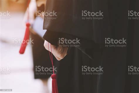 졸업 학생 개시 성공 졸업생 대학 개념 교육 축 하의 동안 손에 모자를 개최 졸업식 대학에서 졸업생을 축 하 드립니다 소프트