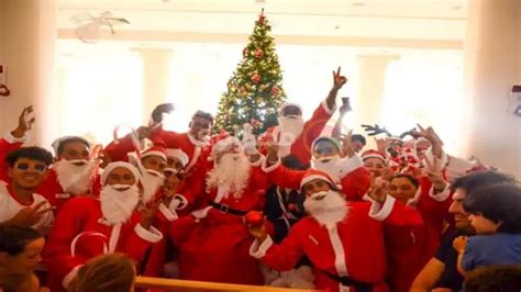 ماما نويل توزع الهدايا احتفالات الكريسماس في شرم الشيخ شكل تاني