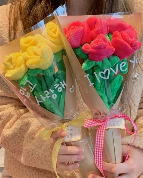 Led조명 장미 인형꽃다발5송이레터링문구포장포함 졸업식꽃다발 이벤트 발렌타인 친구 기념일 생일선물 졸업식 시들지않는꽃 에이블리