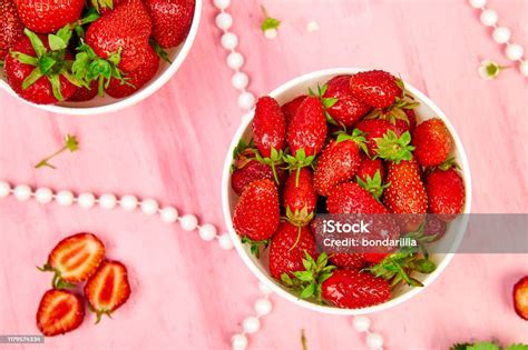 분홍색 테이블에 잘 익은 빨간 딸기 흰색 그릇에 딸기 신선한 딸기 아름다운 딸기 다이어트 음식 건강하고 비건 맨 위 보기 플랫 레이 0명에 대한 스톡 사진 및 기타 이미지