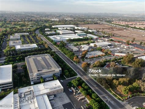 주차 및 도로로 둘러싸인 새로운 사무실 건물이있는 비즈니스 및 금융 지구의 공중 보기 어바인 캘리포니아에 대한 스톡 사진 및 기타 이미지 어바인 캘리포니아 개발 건물