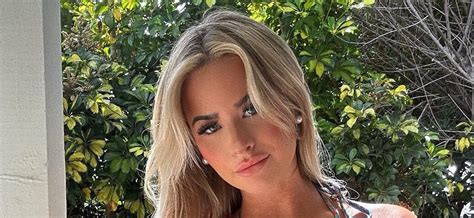 Emily Elizabeth In A Bikini Showcases Her Perfect Beach Body