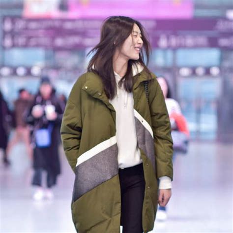 刘雯机场偶遇男明星，露出小酒窝手机凤凰网