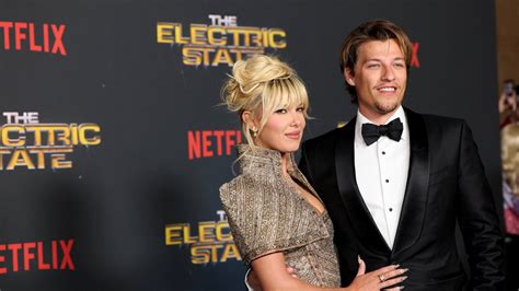 Millija Bobija Brauna Un Džeiks Bon Džovi Adoptējuši Meitiņu