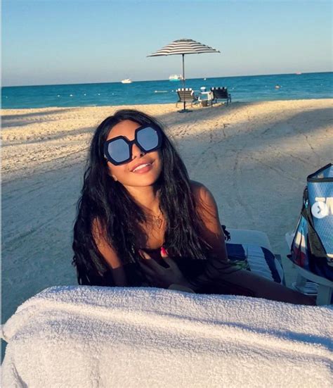 هيفاء وهبي على شاطئ البحر بأغرب نظارة شمسية صور جفرا نيوز