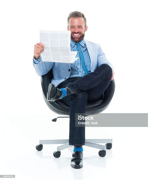 전체 길이한 사람만3039세 성인 잘생긴 사람 코카서스 남성청년 사업가사업가 앉아웃고 있는 흰색 배경 앞에서 쉬고웃고행복쾌활 한의자에 앉아 30 34세에 대한 스톡 사진 및