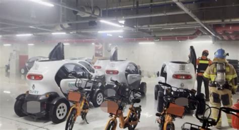 속보 지하 주차장에서 충전 중이던 전기 자전거에 불자전거와 배터리 물에 담가 안전조치