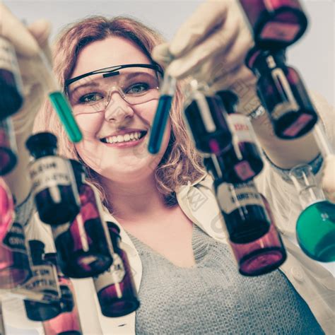 医学科学家和化学家在实验室使用吸管或滴管图片 包图网企业站