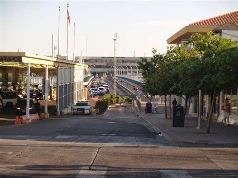 Noticias De Nuevo Laredo Largas Filas De Mexicanos En Puentes