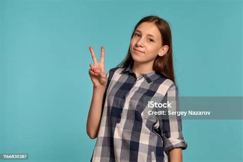 캐주얼 체크 무늬 셔츠에 아름다운 십대 소녀는 파란색 스튜디오 배경에 대해 포즈를 취하고있다 개념에 대한 스톡 사진 및 기타 이미지 Istock