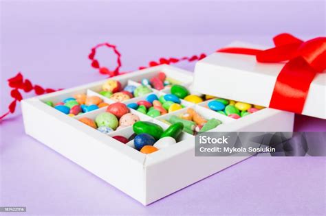 발렌타인 데이 구성 달콤한 사탕 활과 빨간색 펠트 하트가 있는 선물 상자 사진 템플릿 배경 복사 공간이 있는 투시 뷰 0명에 대한 스톡 사진 및 기타 이미지 Istock