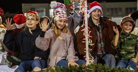 Photo Gallery Christmas Parade Lights Up The Night With Holiday Cheer