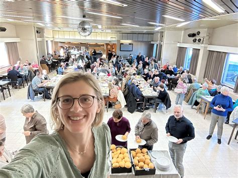 Volle Parochiezaal Voor Ontbijt Met Sofie