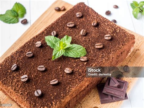 원두 커피와 신선한 민트 흰색 배경에서 보드에 초콜릿 티라미수 케이크를 닫습니다 0명에 대한 스톡 사진 및 기타 이미지 0명 갈색 냅킨 Istock