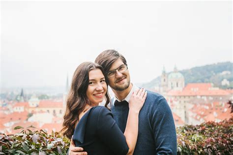 프라하의 아름 다운 보기의 배경 유럽에서 학생 들의 사랑 어린 아름 다운 커플이 포옹 감정과 사람 사이의 감정을 닫습니다 프레임에 미소 걷기에 대한 스톡 사진 및 기타
