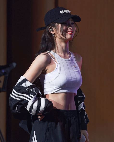 베이비몬스터 아현 접겨 3장 촬스의 이슈와 유머