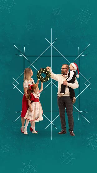 포스터 현대 미술 콜라주 즐거운 겨울 방학 보내세요 행복한 어린 아이들을 둔 유쾌한 부모는 크리스마스 난로로 집을 장식합니다 크리스마스에 대한 스톡 사진 및 기타 이미지