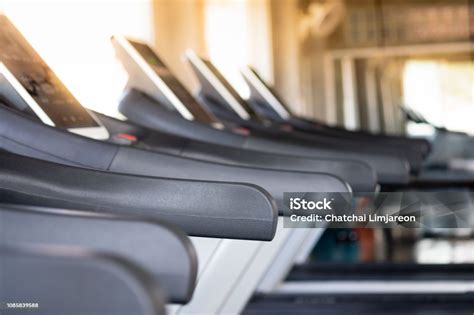 체육관 피트 니스와 운동 장비 및 기계 실행 피트 니스 심장 훈련 저녁 백라이트에 대 한 디딜 방 아의 행과 피트 니스 클럽 현대적인 피트 니스 헬스 클럽의 세트 건강 한