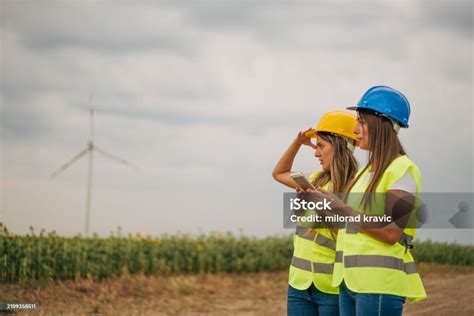 두 명의 여성 엔지니어 재생 가능 에너지 전력 및 전기 혁신을 위한 풍차 2명에 대한 스톡 사진 및 기타 이미지 2명 건설 산업 검사 보기 Istock