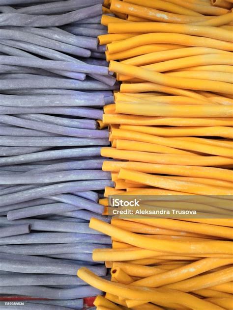 다양한 다채로운 사탕으로 만든 여러 가지 빛깔의 배경 텍스트 파티 사탕 바 어린 시절을위한 공간 0명에 대한 스톡 사진 및 기타 이미지 Istock